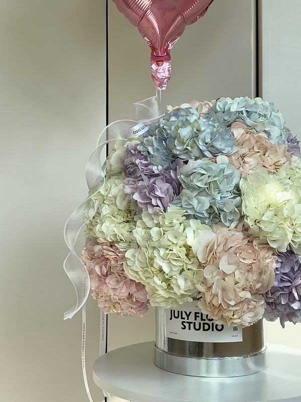 30 Hydrangeas Box with 2 Balloons